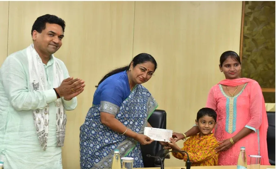 Delhi CM Rekha Gupta provides Rs 5 Lakh aid to Dilli Haat fire victims ...