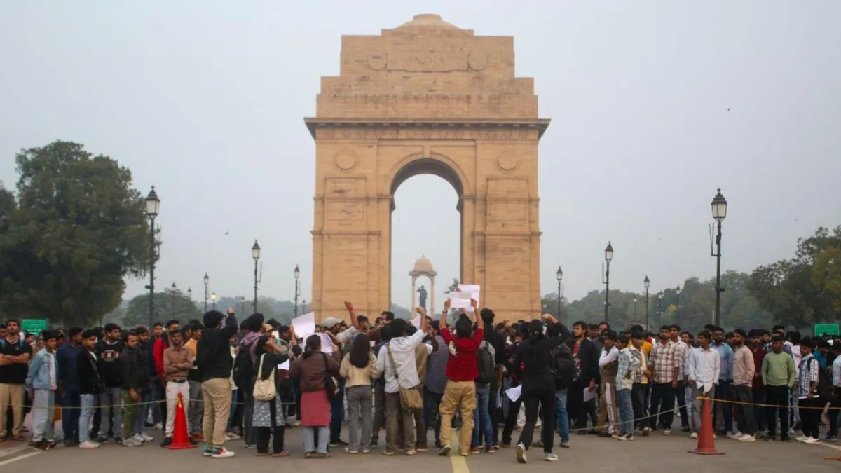 India Gate Protest: Tense Scenes as Protesters use pepper spray on ...