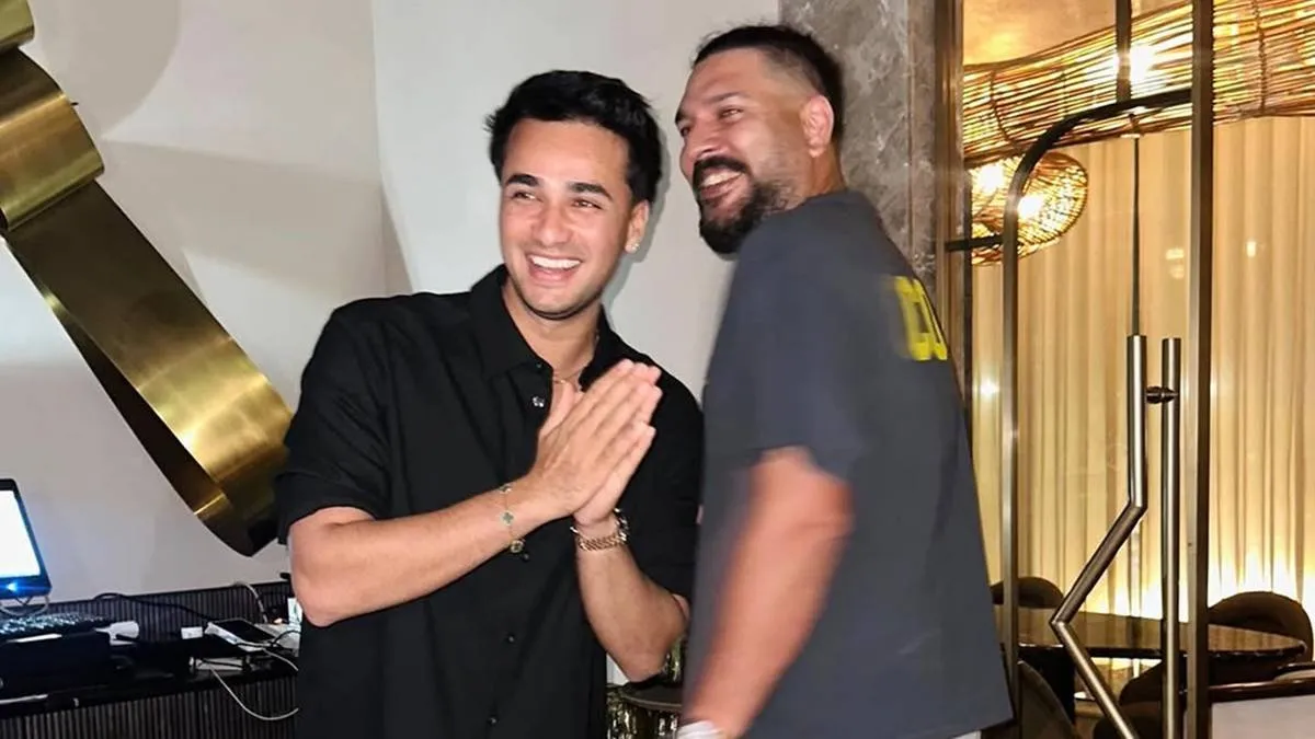 Abhishek Sharma Looks : New Photo Goes Viral As Yuvraj Singh Steals The ...
