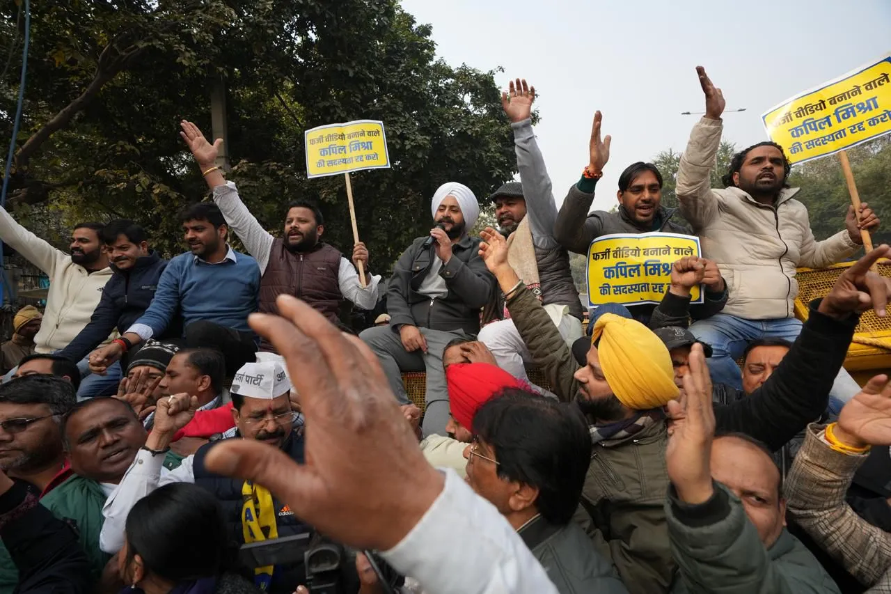 AAP Delhi Protest News: AAP Protests from Delhi Assembly to MCD ...